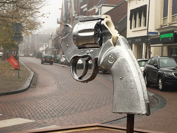 Kunstwerk Karma Gun al na vier dagen vernield, maar ‘1000 meter kunst ...