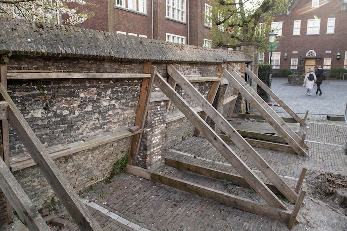 Scheefgezakte historische muur op Stadserf Breda wordt gerestaureerd ...