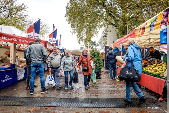 Marktkooplieden en bezoekers te spreken over nieuwe locatie van de ...