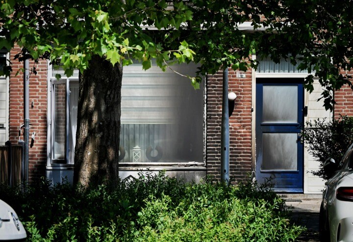 Explosie zorgt voor brand bij huis in Tilburg, roetschade aan de gevel ...