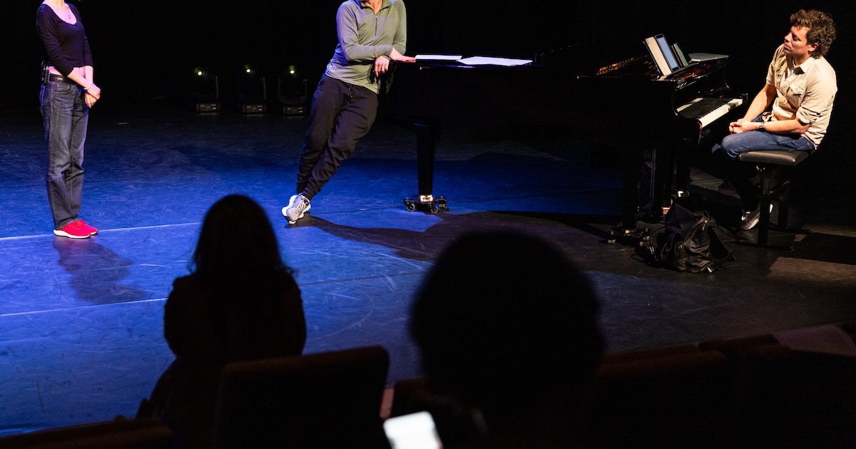 Jonge leerlingen met musicalsterren op podium voor Tom Odems Awards ...