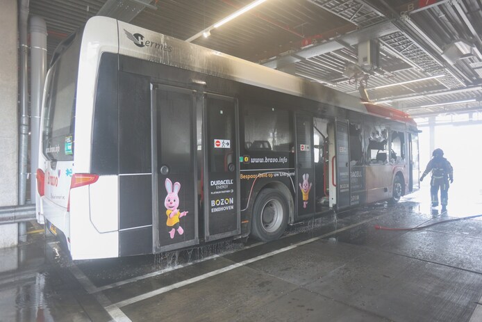 Stadsbus bij remise Hermes in Eindhoven vat vlam: een slachtoffer naar ...