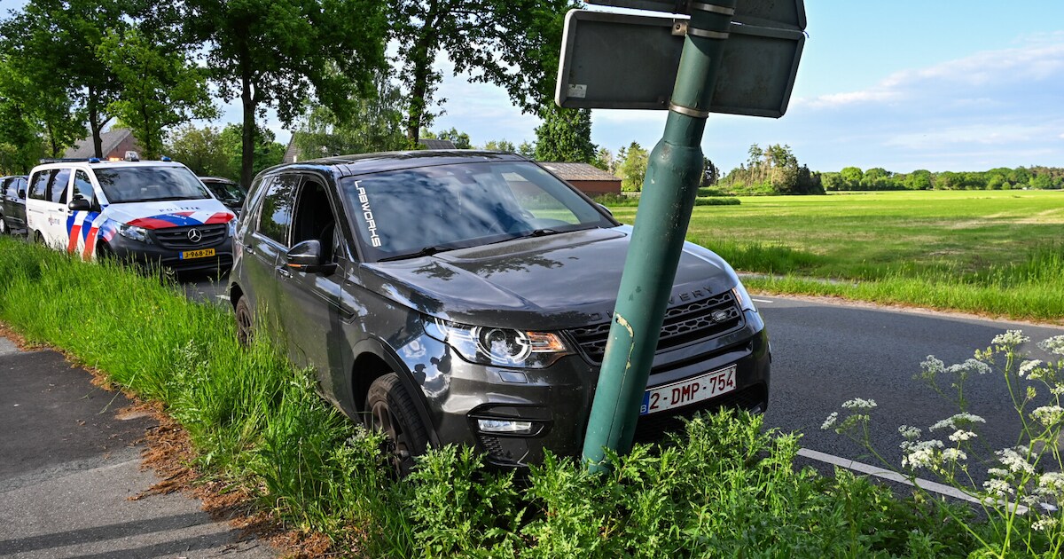 Auto botst tegen lichtmast in Strijbeek | 112 nieuws Alphen-Chaam | BD.nl