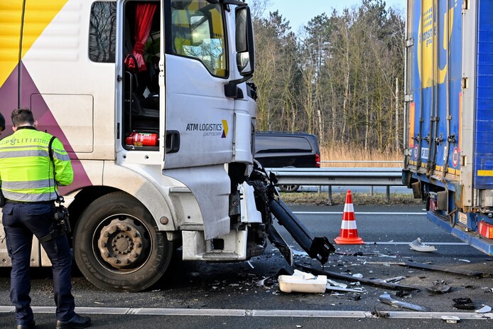 Twee vrachtwagens botsen op A58 bij knooppunt Princeville | Breda | bd.nl