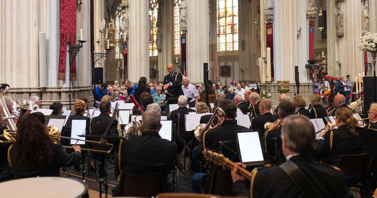 Witte rook voor jubilerende Politieharmonie: muzikanten treden op voor ...