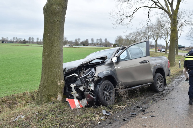 Auto komt tegen boom tot stilstand na botsing op voorligger op kruising ...