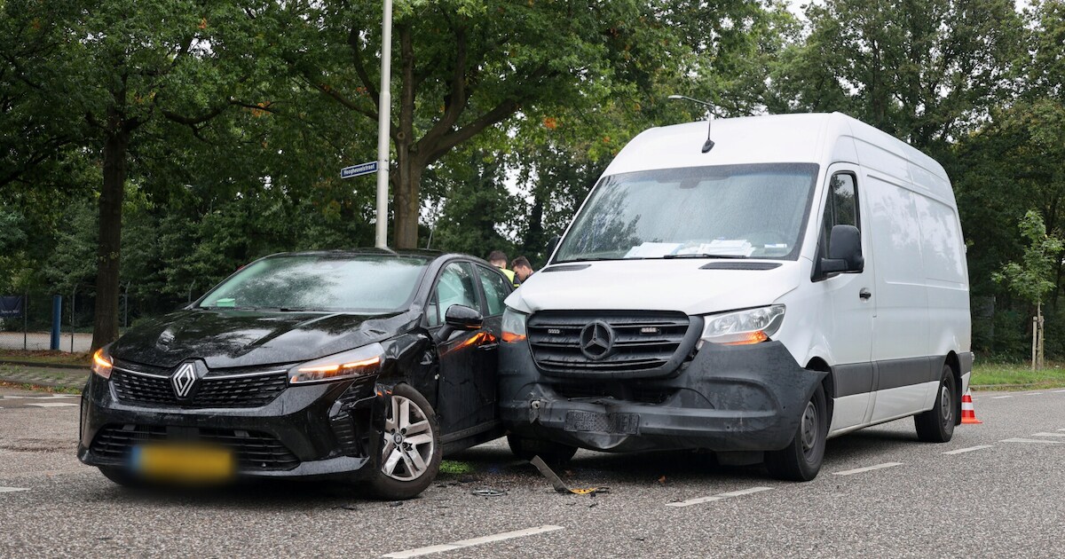 Busje en auto botsen tegen elkaar in Oss | 112 nieuws Oss | bd.nl