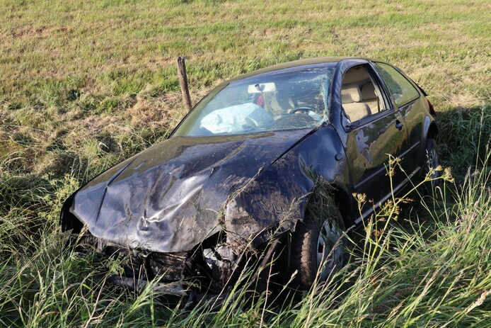 Automobilist verliest macht over het stuur: auto belandt in sloot bij Drunen | Heusden | bd.nl