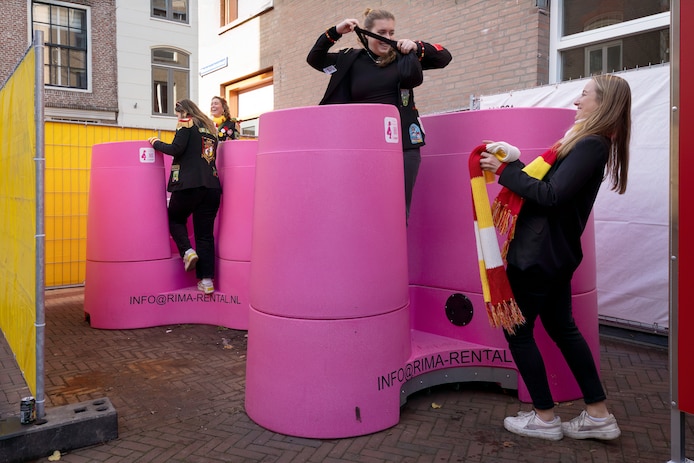 Vrouwenurinoirs houden de gemoederen bezig – van ‘super ranzig’ tot ...