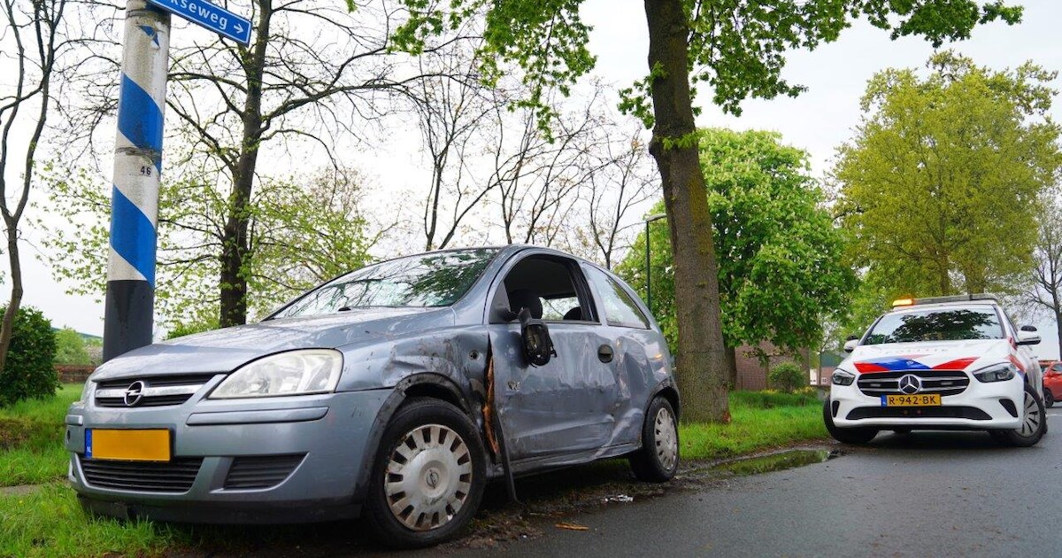 Auto rijdt van weg af en botst tegen boom en ANWB-paal bij Helvoirt, bestuurster blijkt onder ...