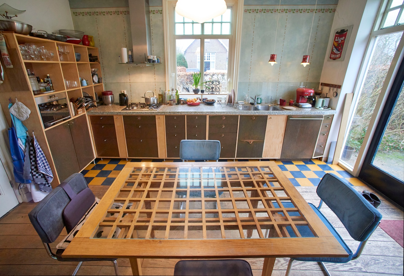 Toen Jos (65) en Angela (72) deze al jaren leegstaan­de woning ...