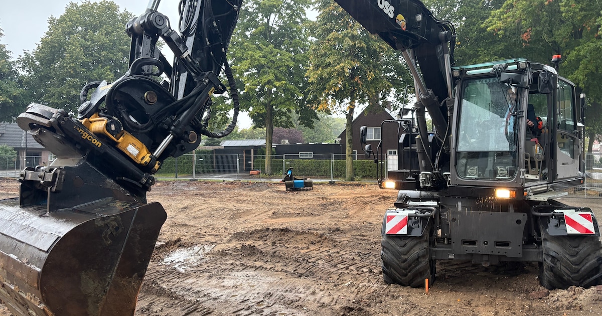 Symbolische schep zand bij start bouw 14 woningen in Odiliapeel | Regio ...
