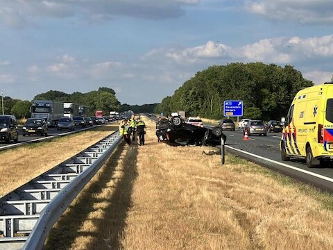 Onderweg naar het ziekenhuis rijdt man (24) in op file bij Ravenstein ...