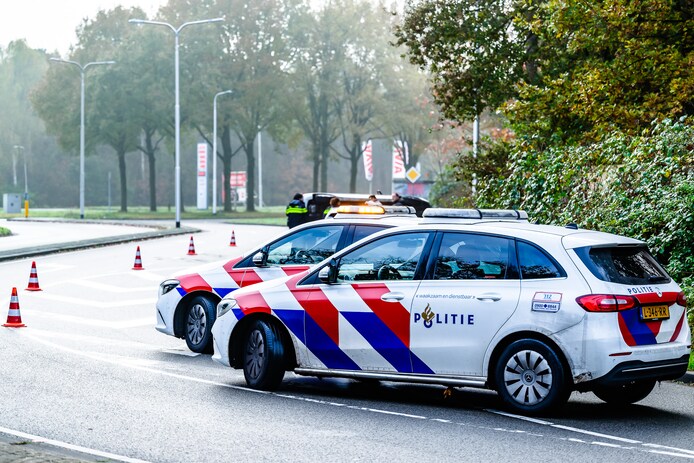 Bestuurder verliest controle in een bocht en botst tegen lantaarnpaal ...