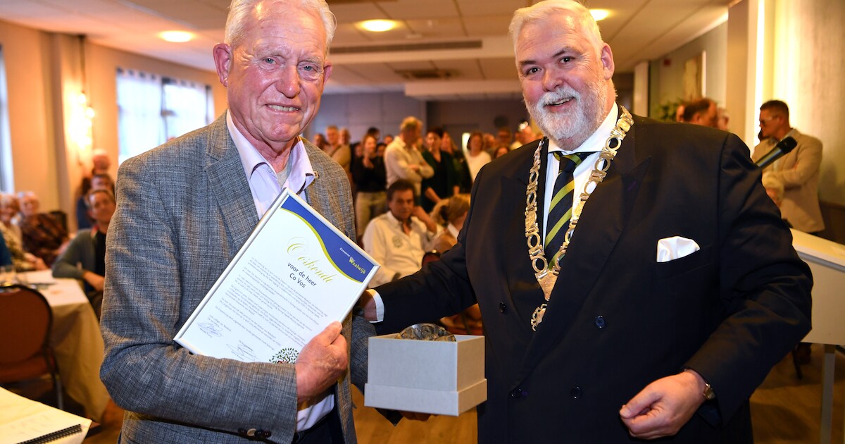 Erepenning voor Co Vos, drijvende kracht in Sprang-Capelle | Waalwijk ...