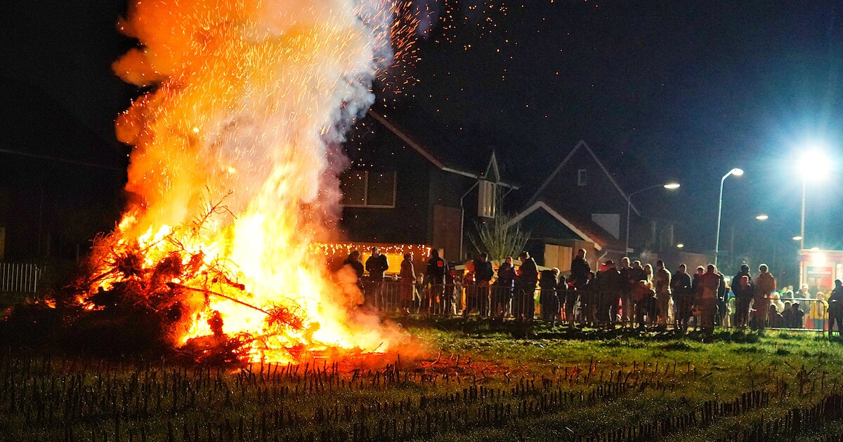Honderden toeschouwers bij jaarlijkse kerstboomverbranding in Dorst ...