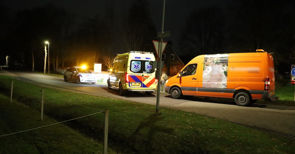 Bestuurder van busje ziet wielrenner gewond naast zijn fiets staan in ...