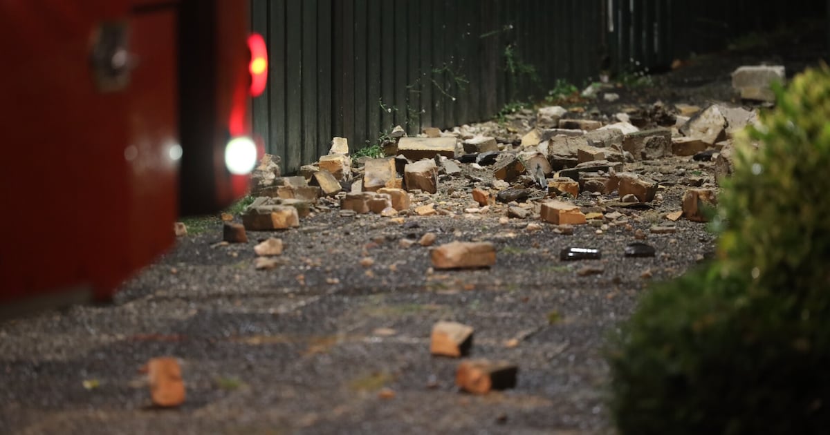 Buurt opgeschrikt door harde knal, schoorsteen spat uit elkaar door ...