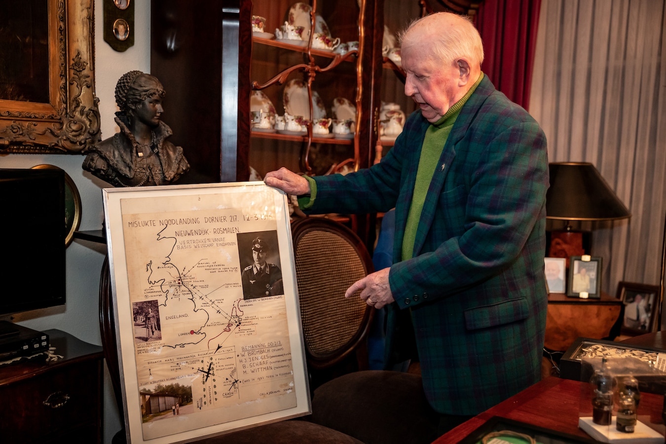 Vanuit zijn kleine dakkapelletje zag Ad Hermens (92) niks in ...