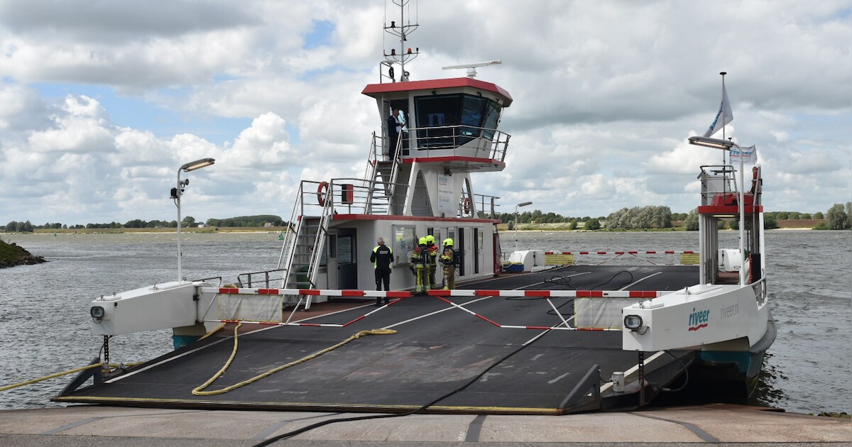 Veerpont tussen Brakel en Herwijnen ligt stil door rook in machinekamer ...