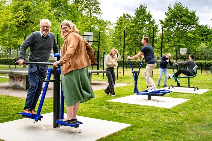 Hilvarenbeek opent een buitensportpark met fitnesstoestellen, 24 uur ...