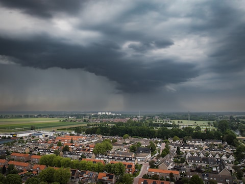 Pittige buien met kans op onweer onderweg: in het hele land geldt ...