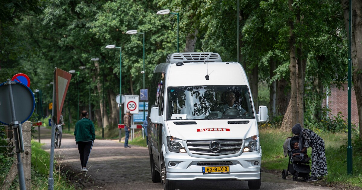 Veelbesproken weekendbus azc Gilze blijft rijden, maar tussenstops na ...