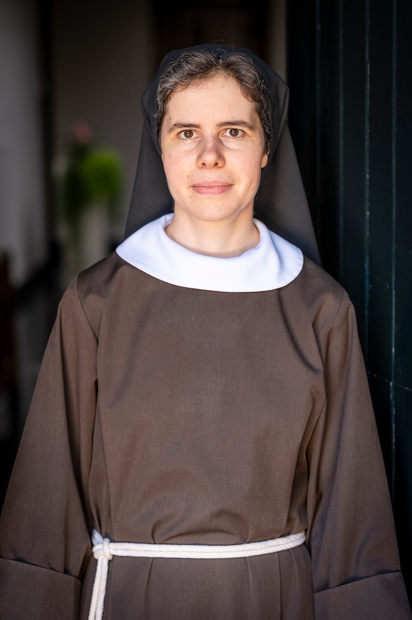 Rebecca (39) koos voor een leven in het klooster. Nou ja, koos? ‘Ik ben ...