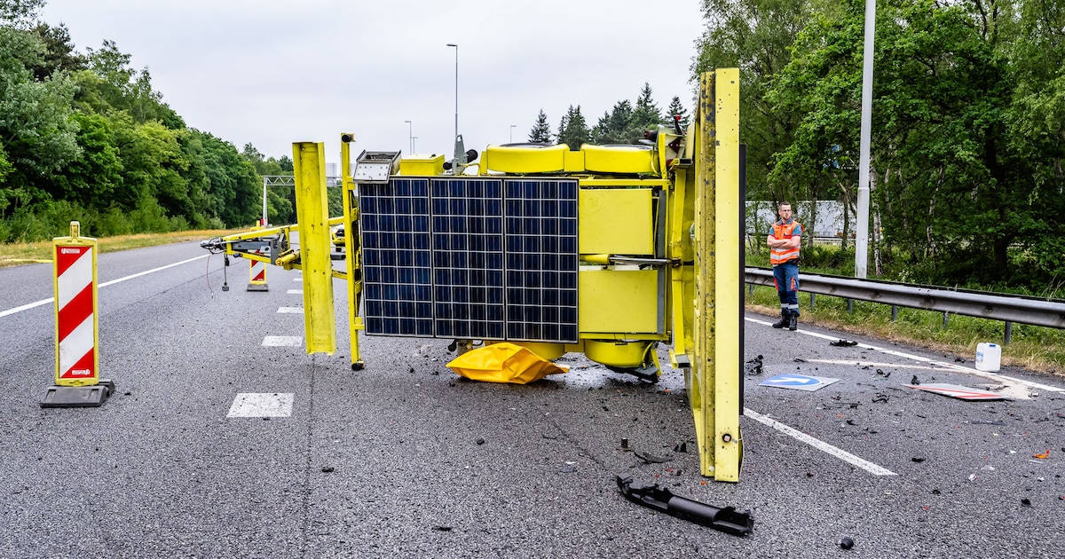 Automobilist valt in slaap en klapt op pijlwagen, weg bezaaid met brokstukken | 112 nieuws ...