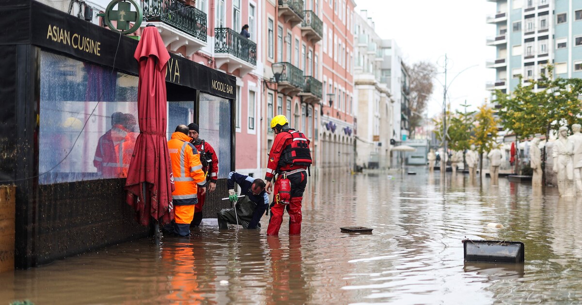 Tientallen inwoners Lissabon geëvacueerd om grote wateroverlast na ...