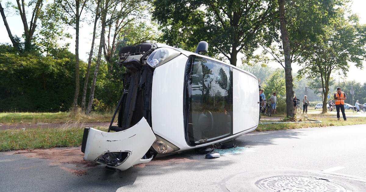 Auto rijdt lantaarnpaal uit de grond en komt op zijkant terecht in Den ...