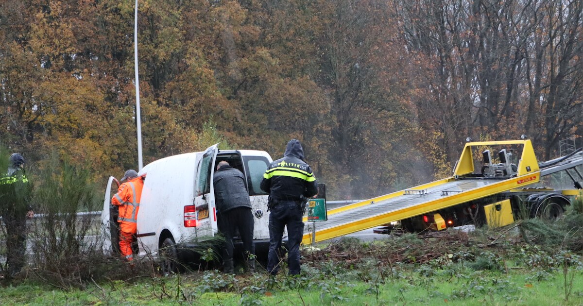 Automobilist verliest macht over het stuur en belandt in groenstrook op de N261 bij Loon op Zand ...