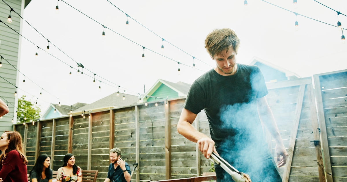 ‘Met hout stoken en BBQ verziek je de lucht van je buren’ | Regio | BD.nl