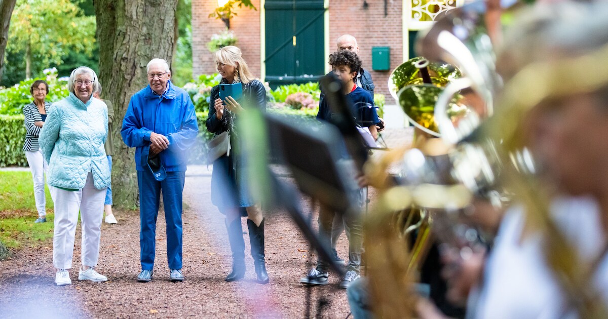 Cees blijft na 75 jaar nog gewoon op zijn euphonium spelen | Tilburg e ...