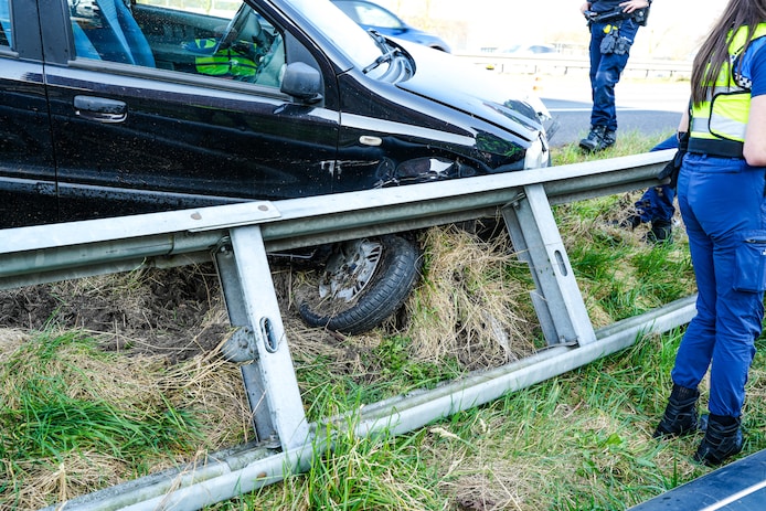 Auto krijgt klapband op A59, bouwvakkers achter vangrail geschrokken | 112 nieuws Waalwijk | bd.nl