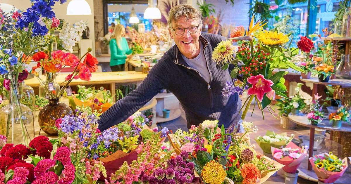 ‘Een beetje ouwehoeren en ondertussen een boeket maken’: bloemist Dick van Schie gaat zijn ...