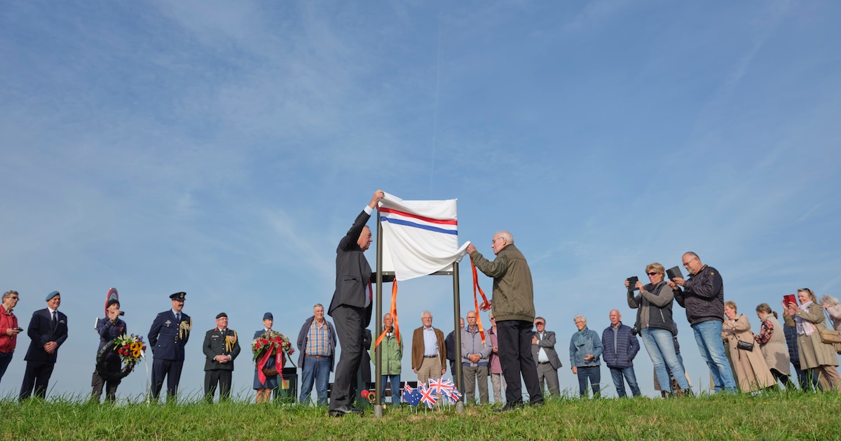 Herdenkingsbord voor bommenwerper die in 1944 neerstortte tussen Maas ...