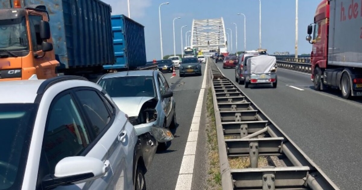 Vertraging op A27 richting Breda door ongeluk bij Merwedebrug | Altena | bd.nl