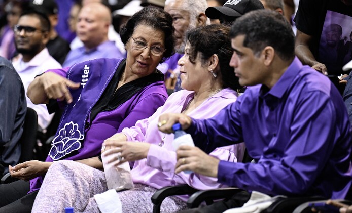 Van vrouwenactivist tot president: wie is Jennifer Simons, de nieuwe ...