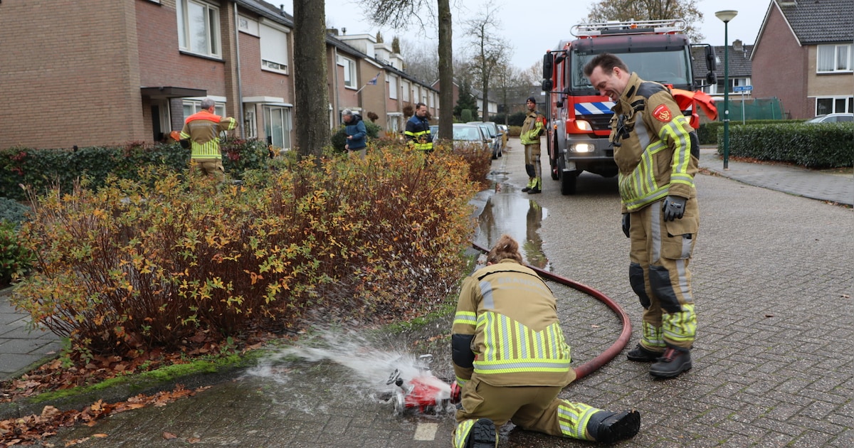 Honderden liters water stromen weg uit kapotte kraan in huis, brandweer ...