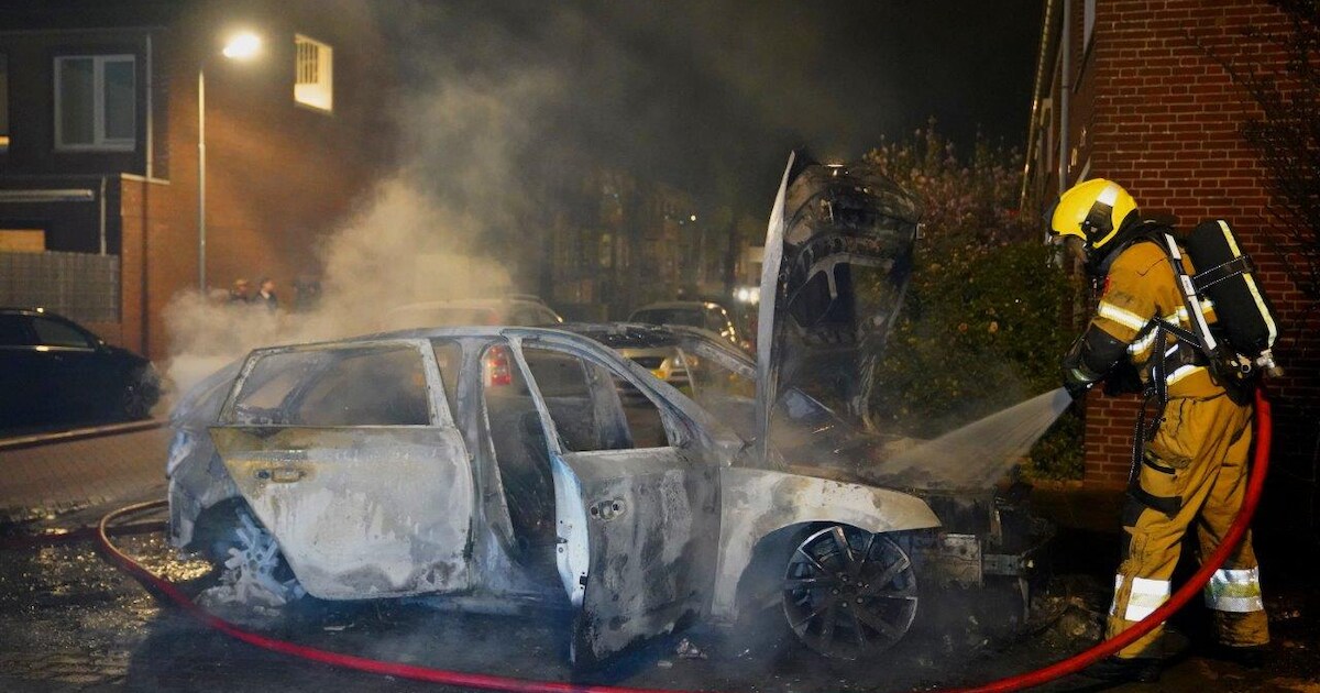 Geparkeerde auto brandt volledig uit in Den Bosch, buren denken aan ...