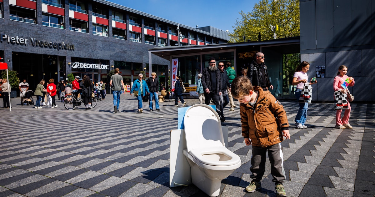 Nieuwe toiletten gepland naast Febo aan het Stadhuisplein na lange ...