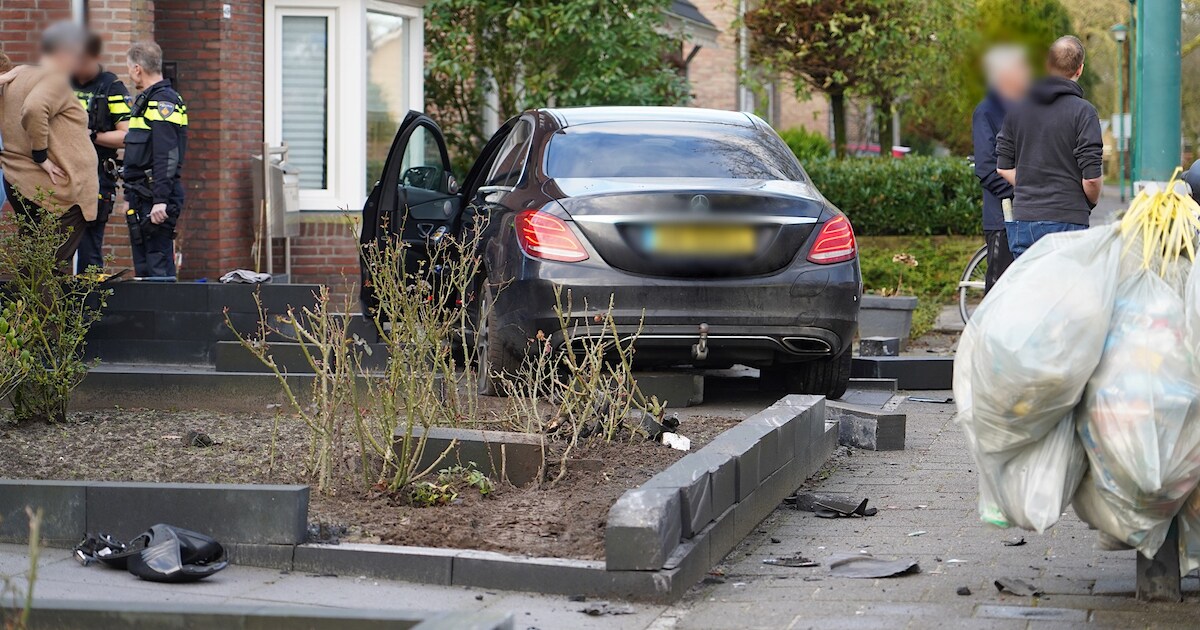 Automobilist verliest macht over het stuur in Dongen en rijdt voortuin in, ravage op straat ...