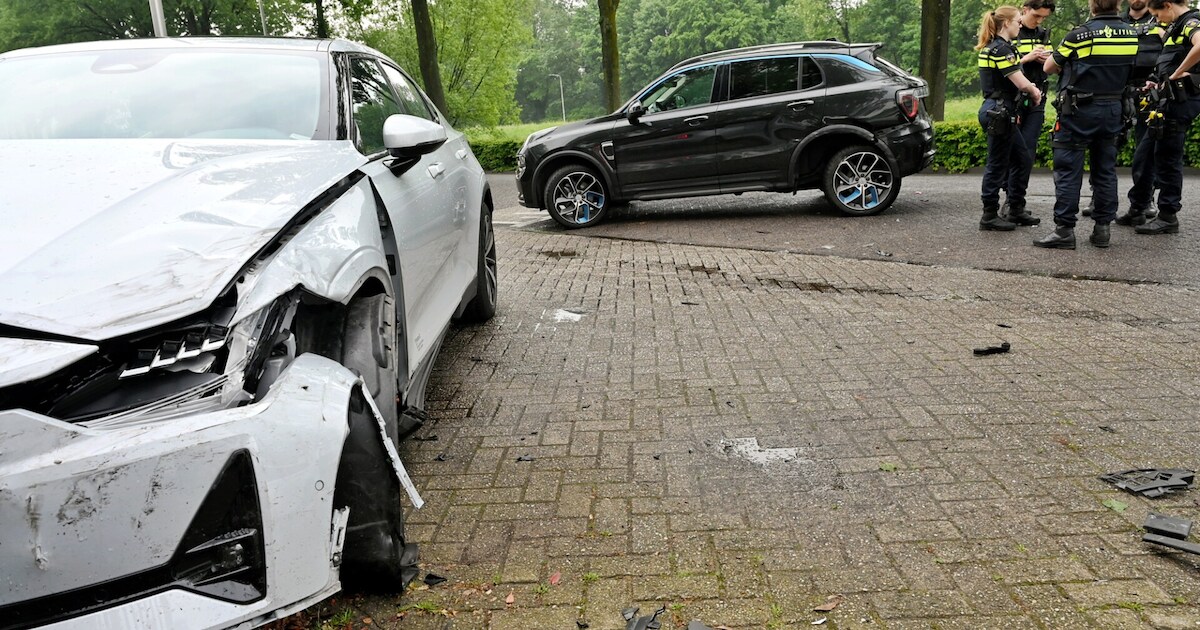 Twee auto's zwaar beschadigd bij botsing, politie bekijkt camerabeelden van ongeval | 112 nieuws ...