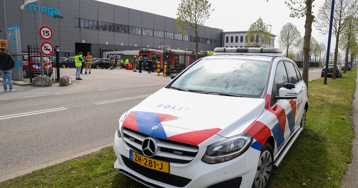 Medewerker Mega Group raakt gewond bij blussen loodsbrand in Veghel ...
