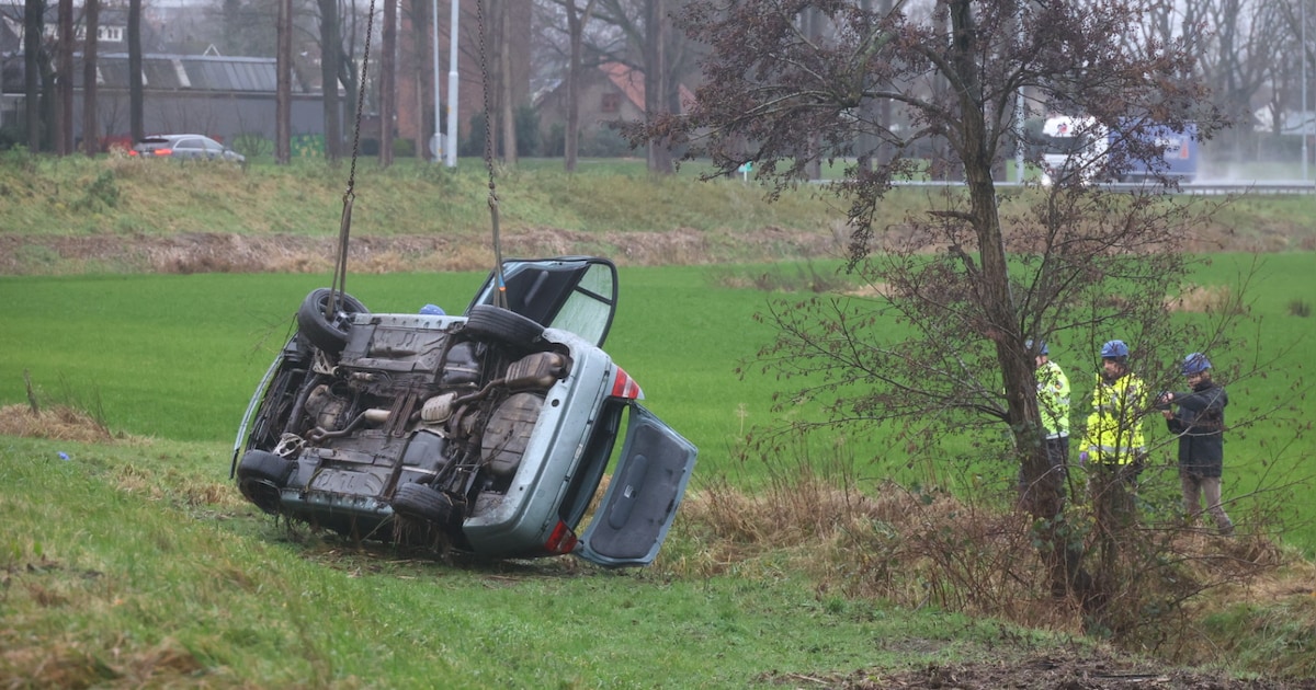 Terwijl vrouw dood onder auto ligt na ongeluk in Waalwijk, bestelt ...