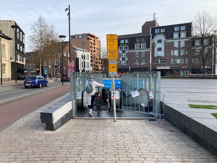 Coating rolpad fietskelder onder Heuvelplein laat alweer los, voorlopig ...