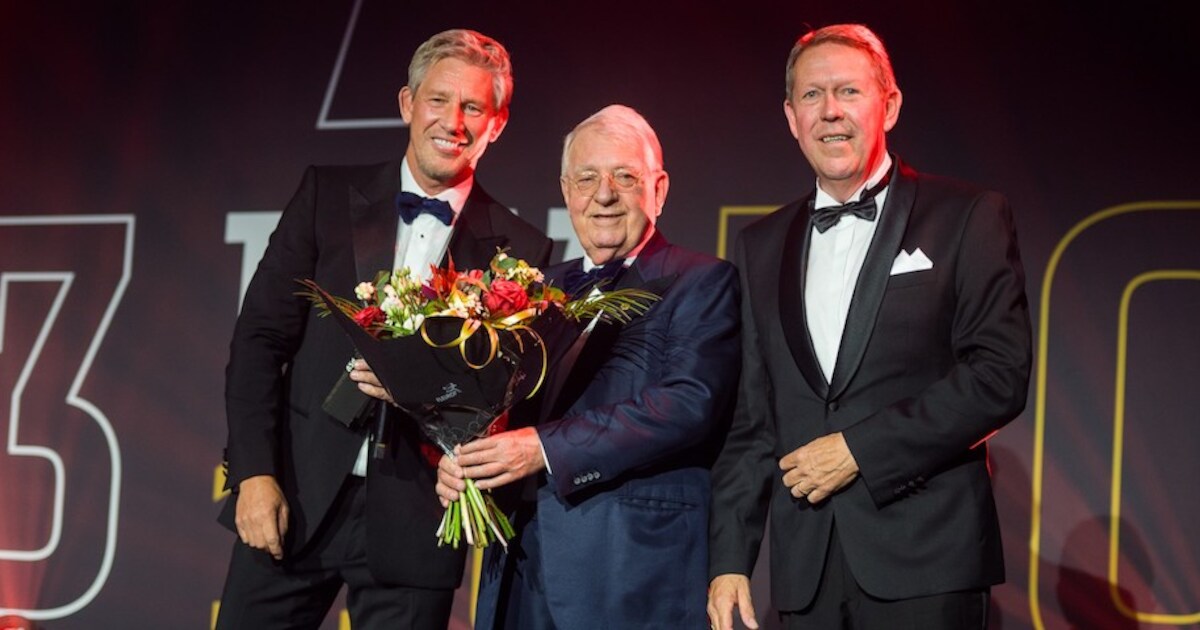 PSV en de supporters van de club komen met eerbetoon voor erelid Wim ...