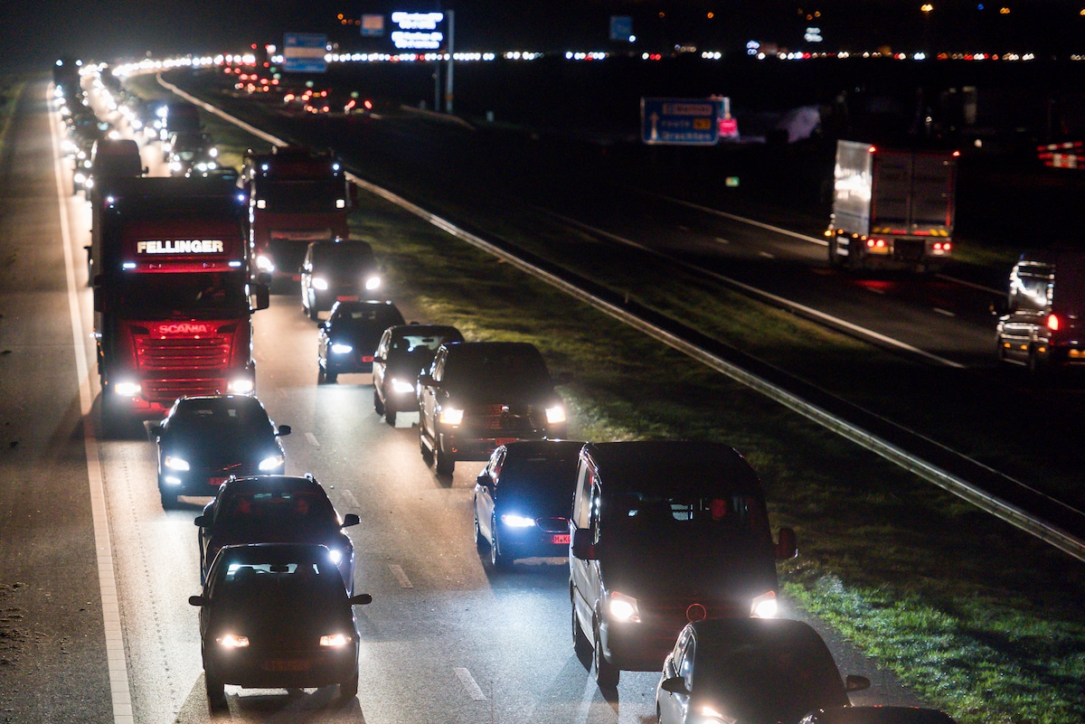 Vrachtwagen kantelt op de A2, file tussen Valkenswaard en Weert loopt ...