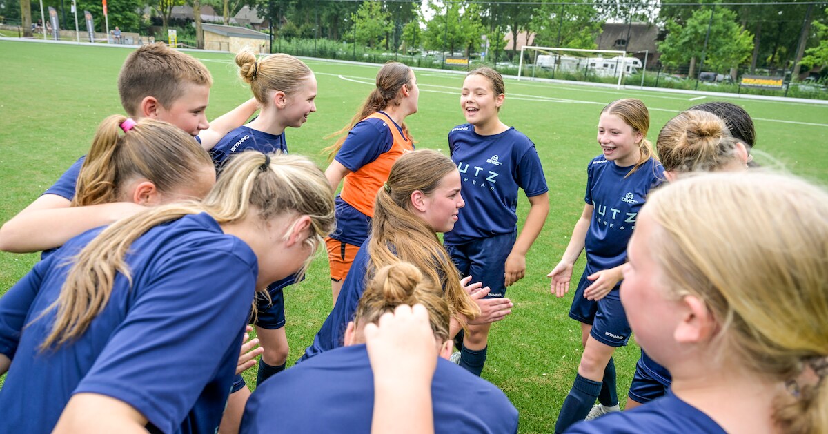 ‘Vrouwen hebben van nature al een beetje pech’; voetbalclub gaat meiden ...